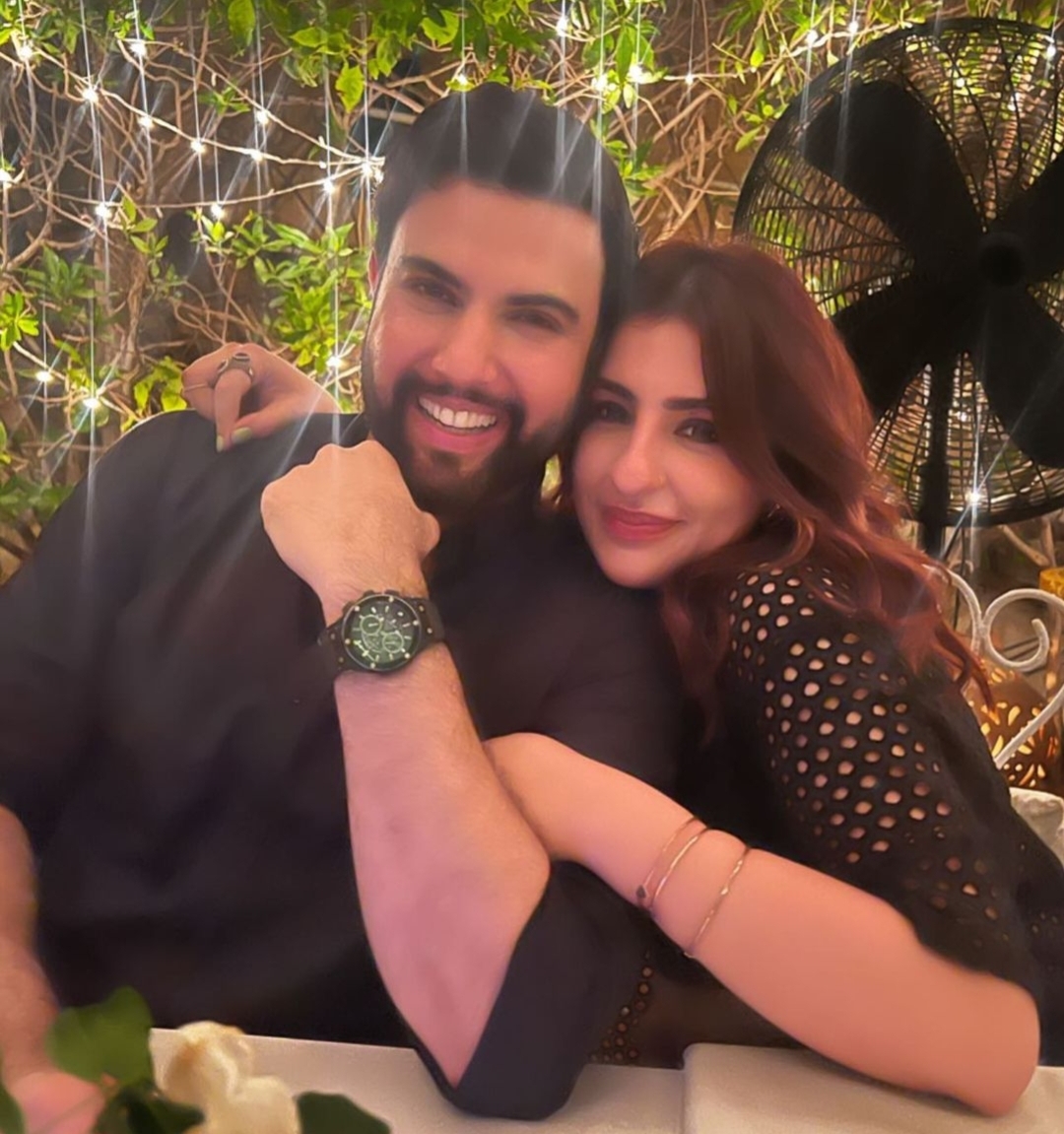 Nawal Saeed Celebrates Birthday With Friends | Reviewit.pk
