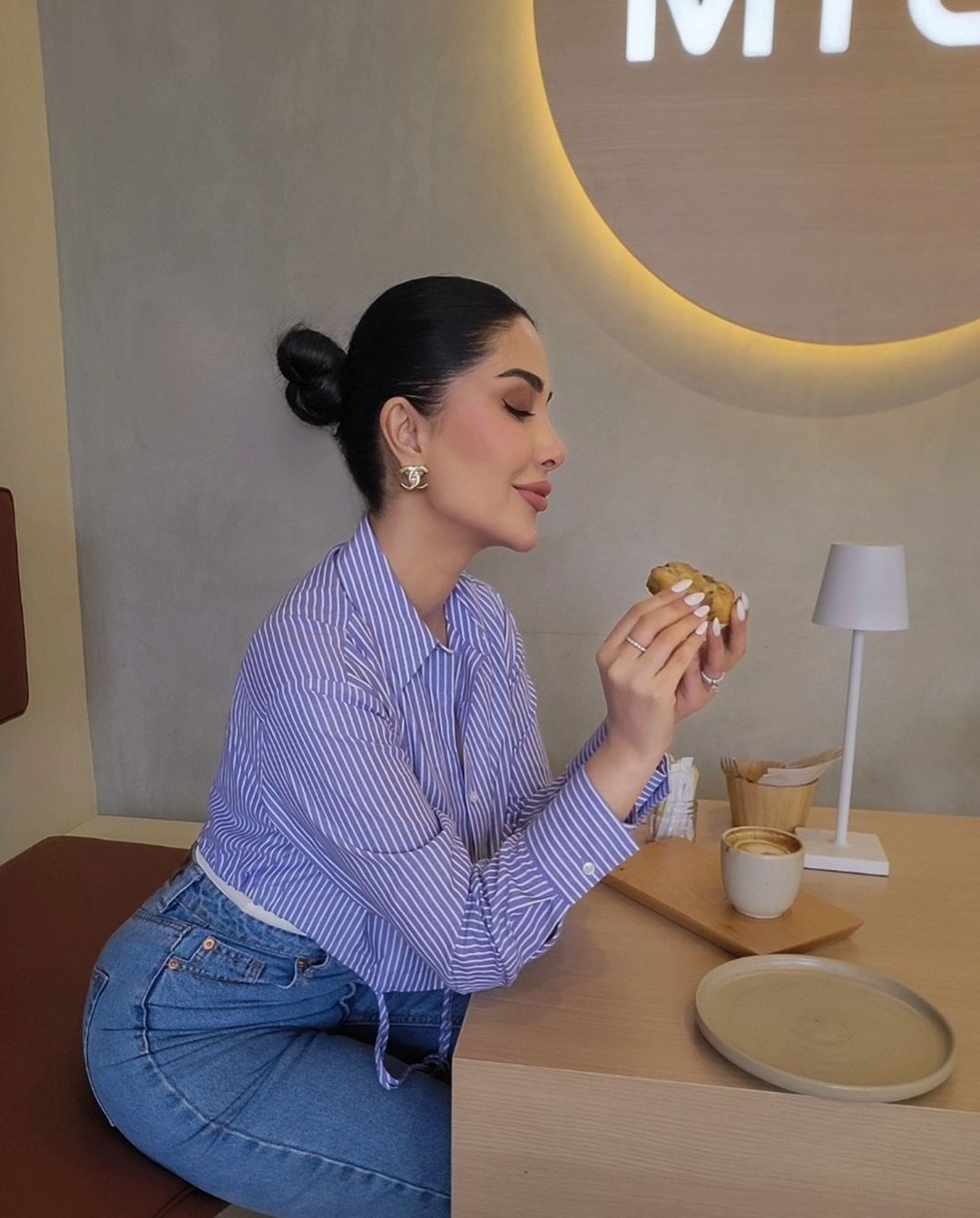 Stunning Sabeeka Imam's New Clicks In Western Attire | Reviewit.pk