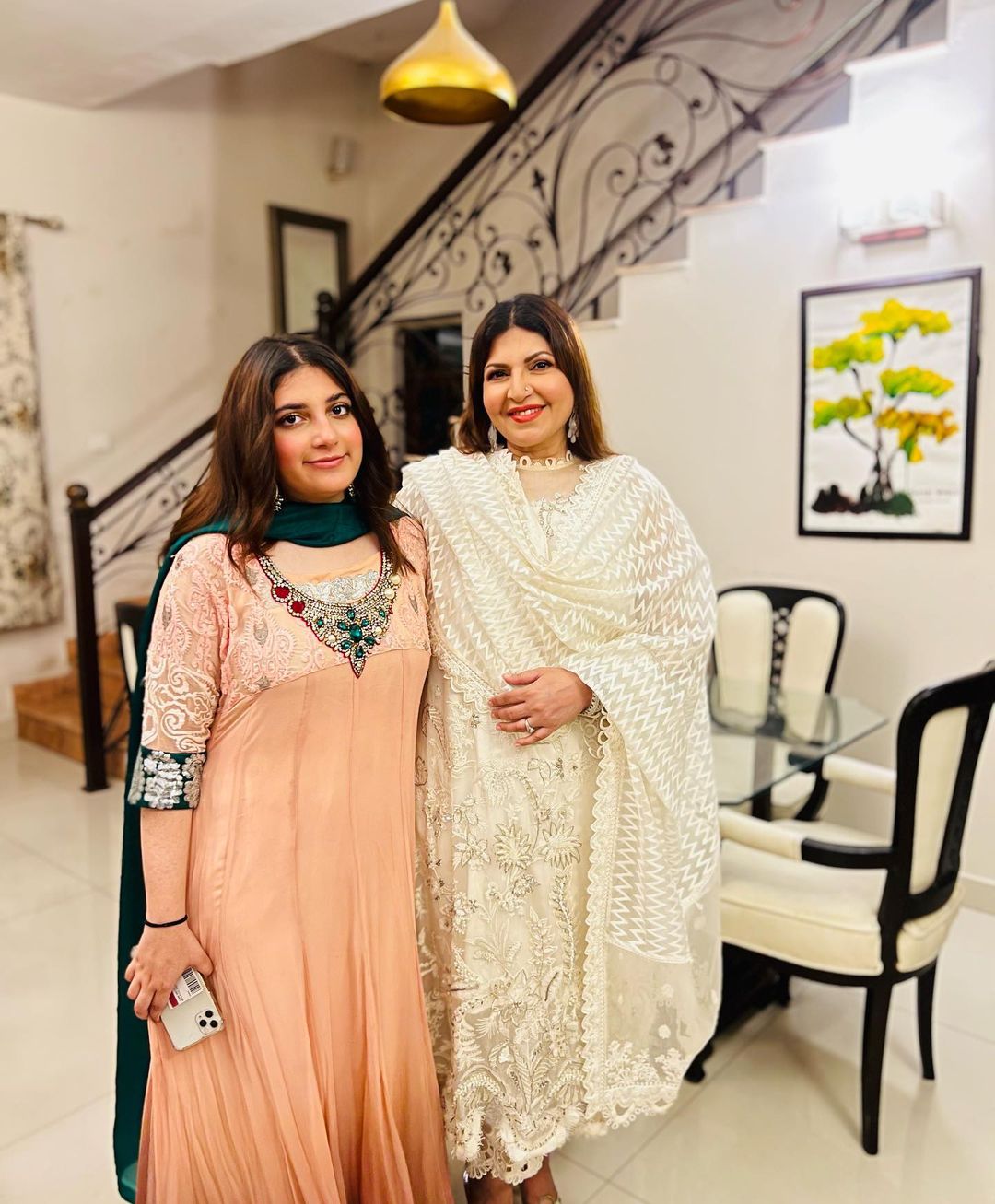 Shagufta Ejaz Shares New Adorable Pictures With Friends and Family ...
