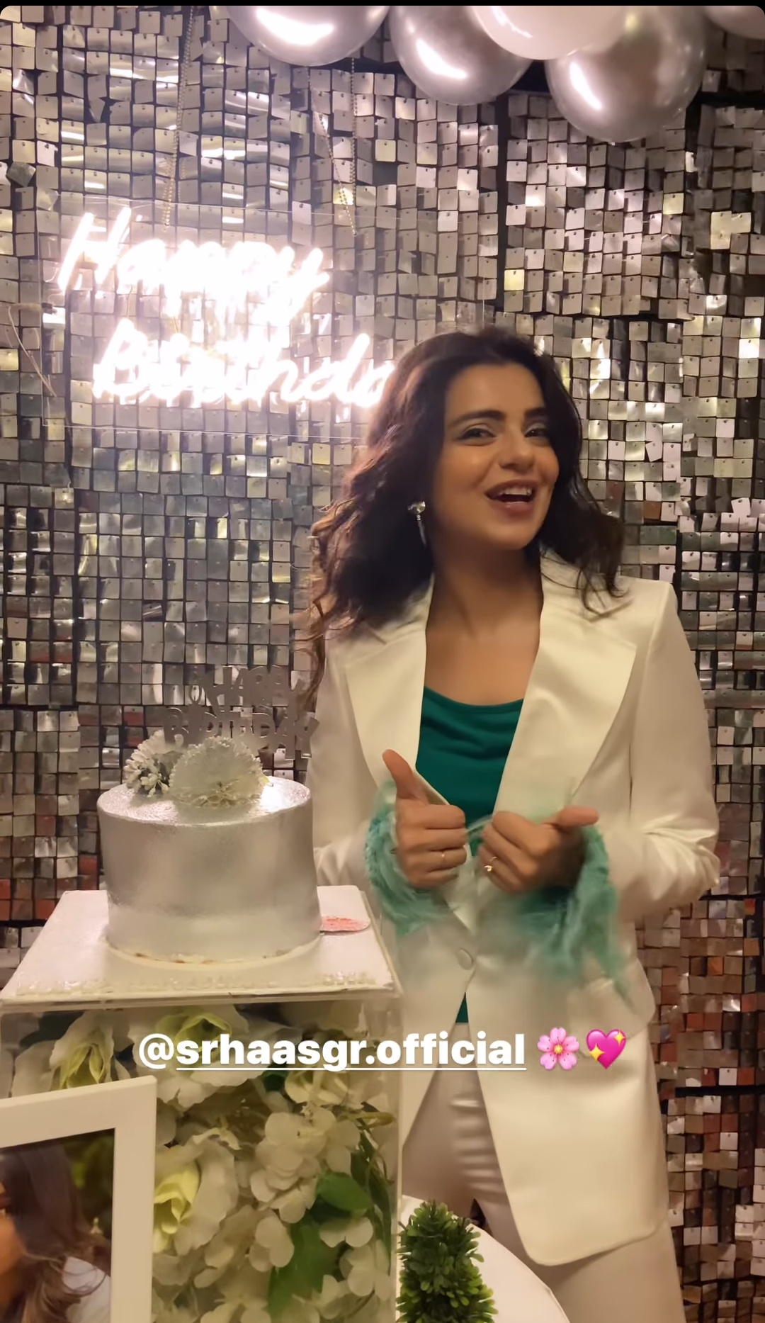 Srha Asghar Celebrates Birthday With Family & Friends | Reviewit.pk