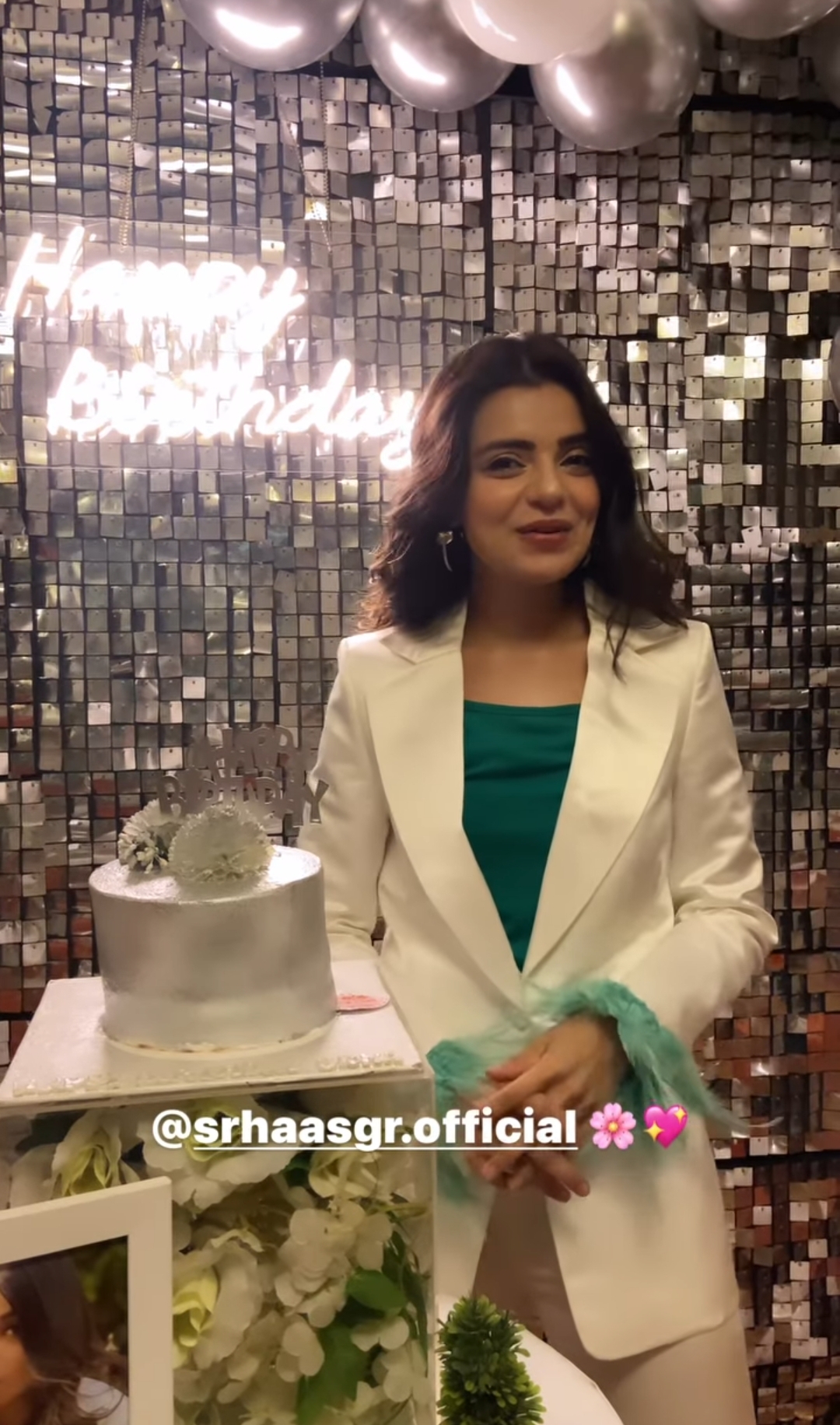 Srha Asghar Celebrates Birthday With Family & Friends | Reviewit.pk