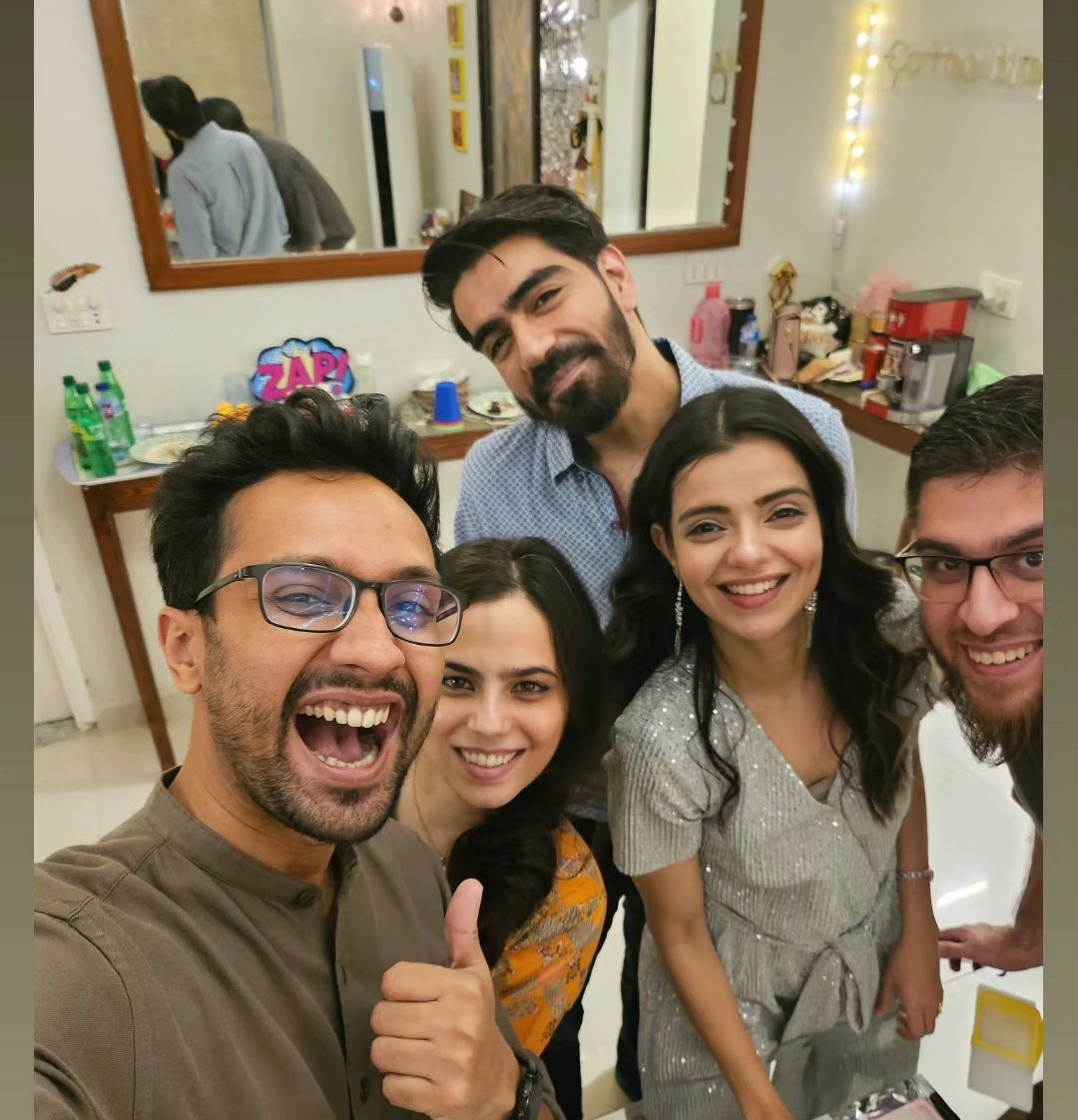 Srha Asghar Celebrates Birthday With Family & Friends | Reviewit.pk