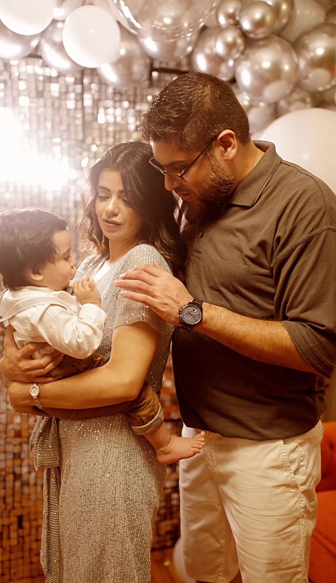 Srha Asghar's Delightful New Pictures With Husband & Son | Reviewit.pk