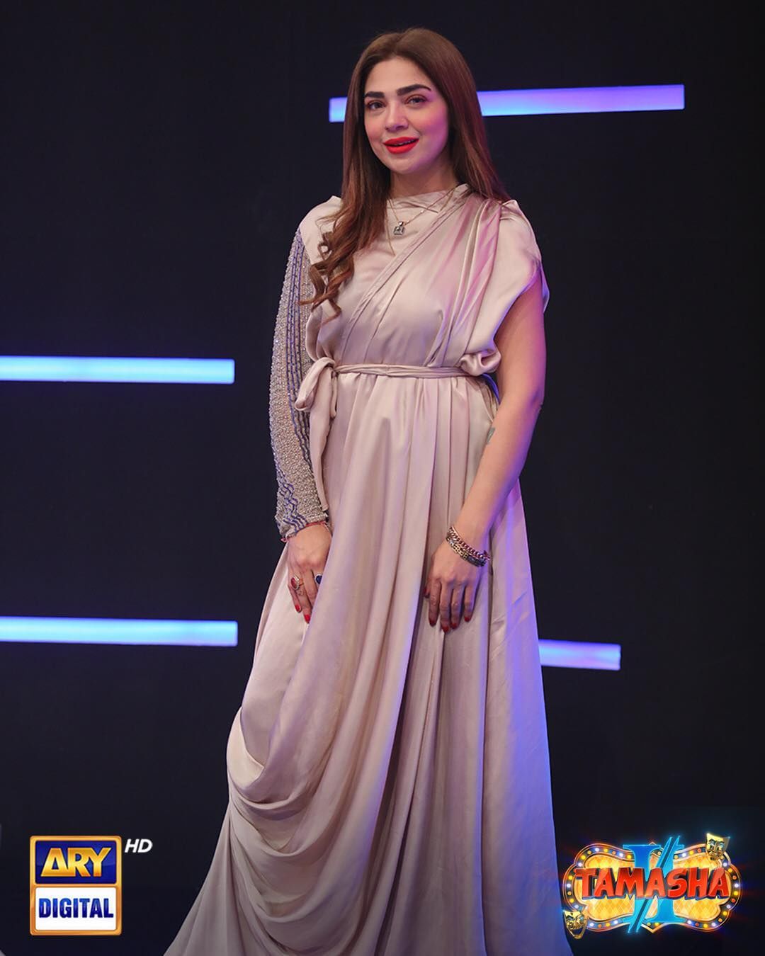 Natasha Ali Makes Fun of Arooba Mirza's Tamasha Win | Reviewit.pk