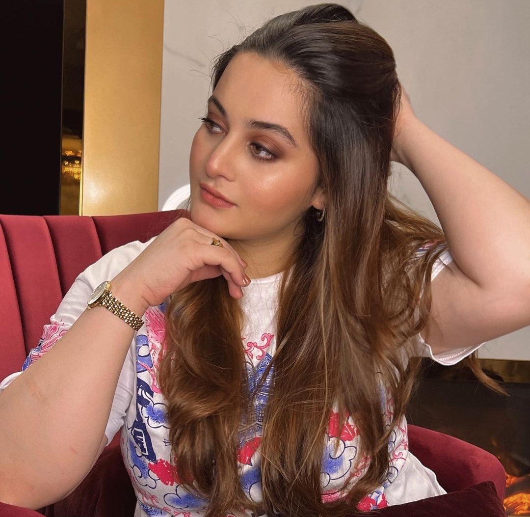 Aiman Khan Shares New Family Clicks | Reviewit.pk
