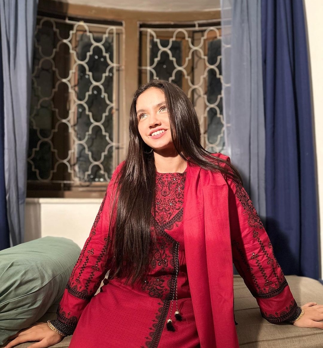 Old Viral Video of Aina Asif Criticized | Reviewit.pk