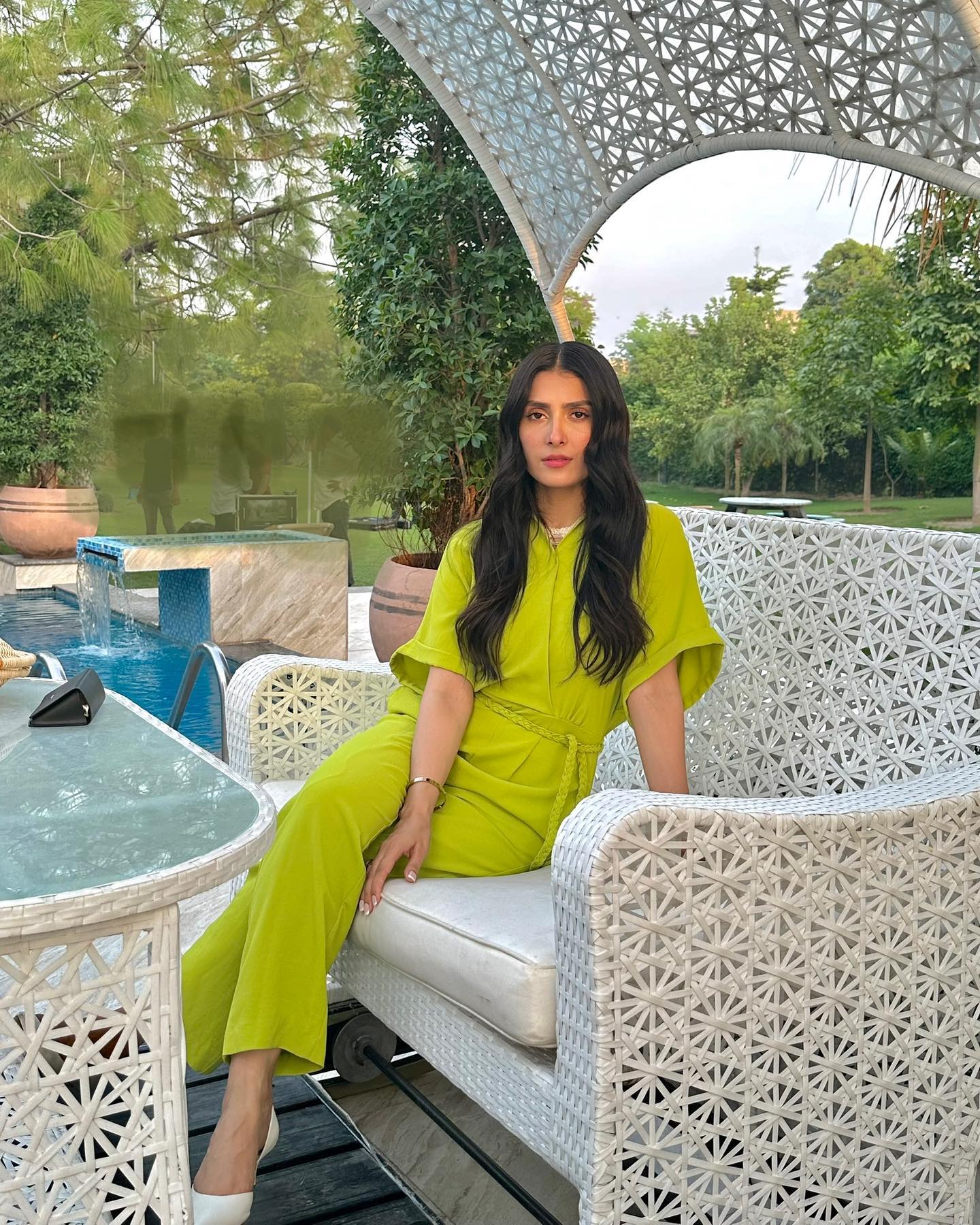 Netizens Criticize Nadia Khan On Ridiculing Ayeza's Style | Reviewit.pk