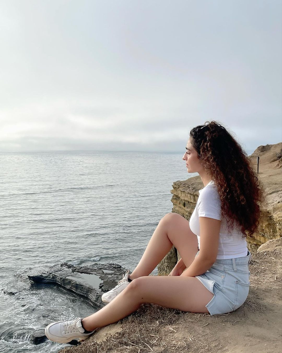 Hajra Yamin's Bold Avatar While Vacationing Gets Criticism | Reviewit.pk