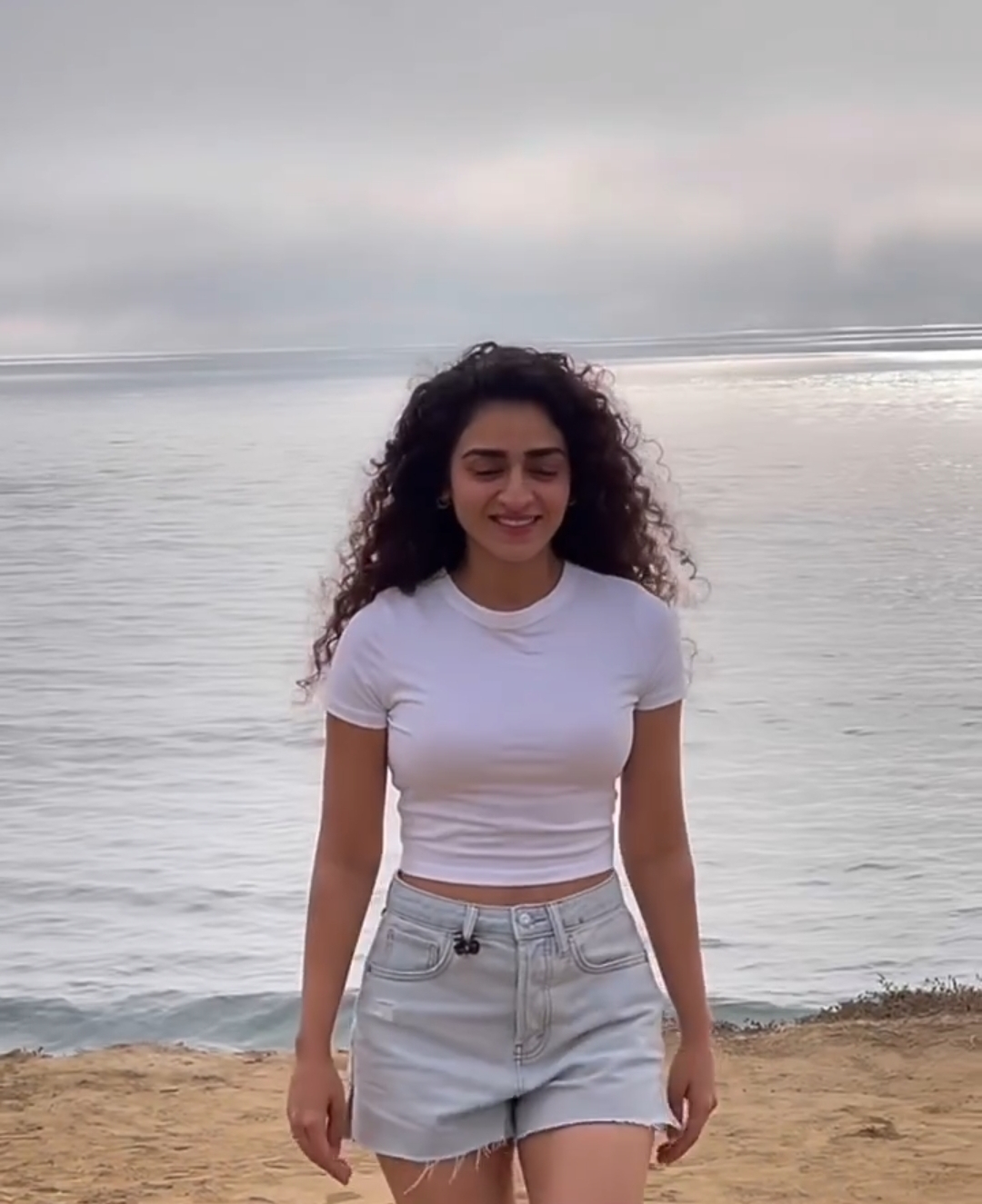 Hajra Yamin's Bold Avatar While Vacationing Gets Criticism | Reviewit.pk