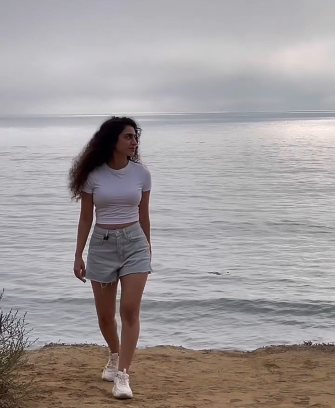 Hajra Yamin's Bold Avatar While Vacationing Gets Criticism | Reviewit.pk