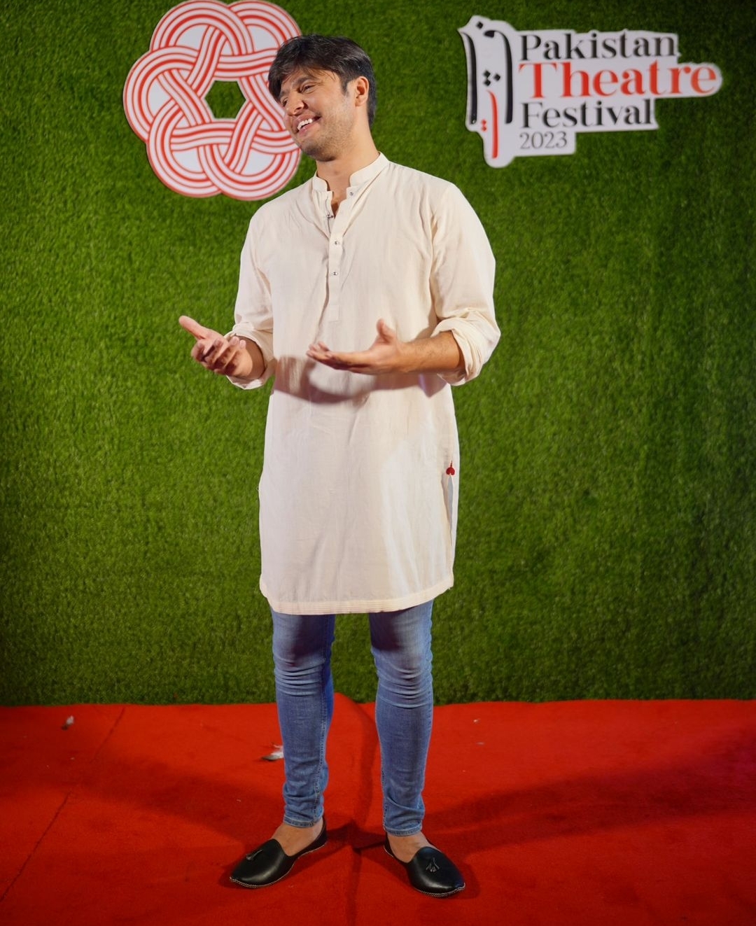 Hiba Bukhari's New Adorable Pictures With Husband | Reviewit.pk