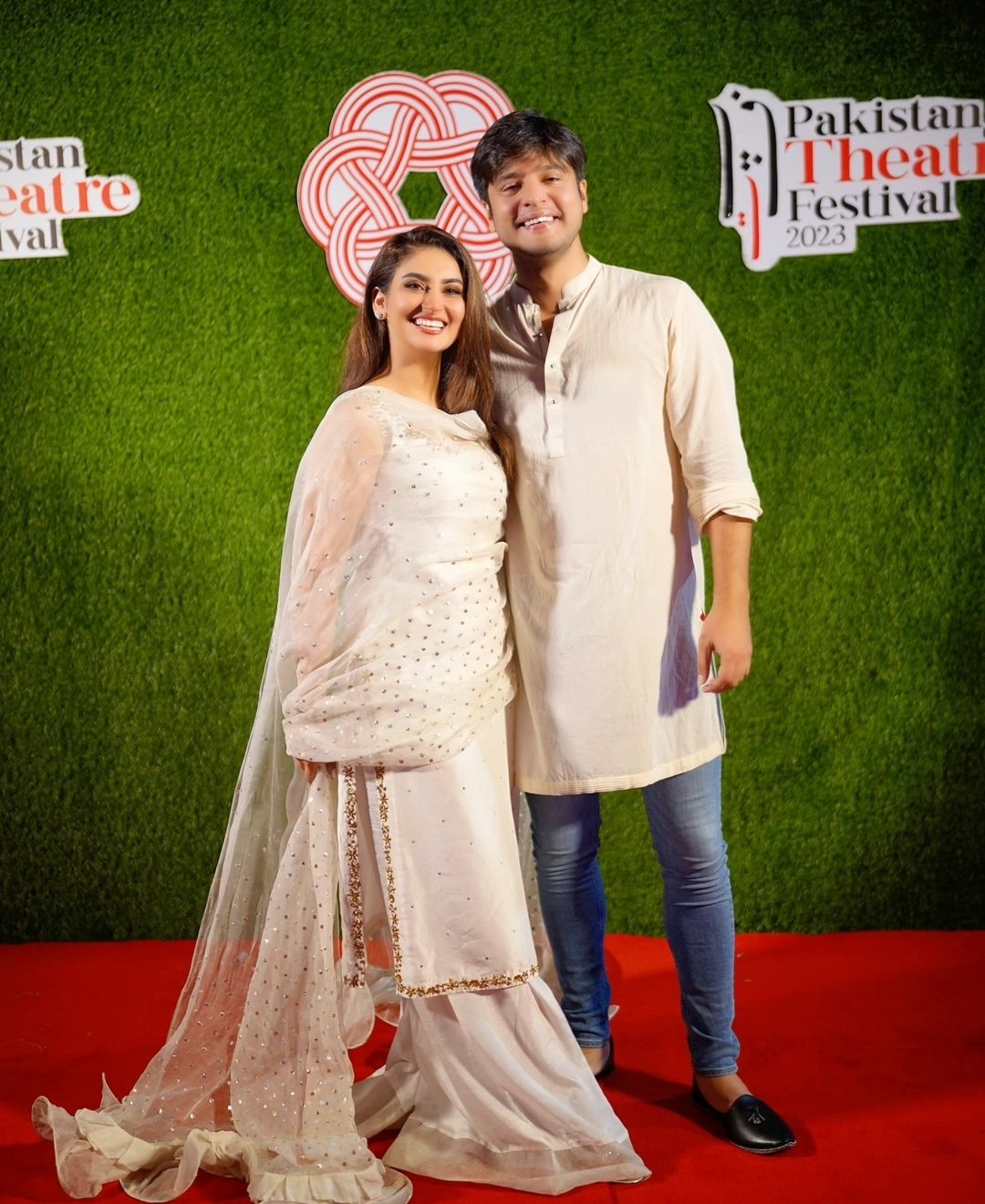 Hiba Bukhari's New Adorable Pictures With Husband | Reviewit.pk