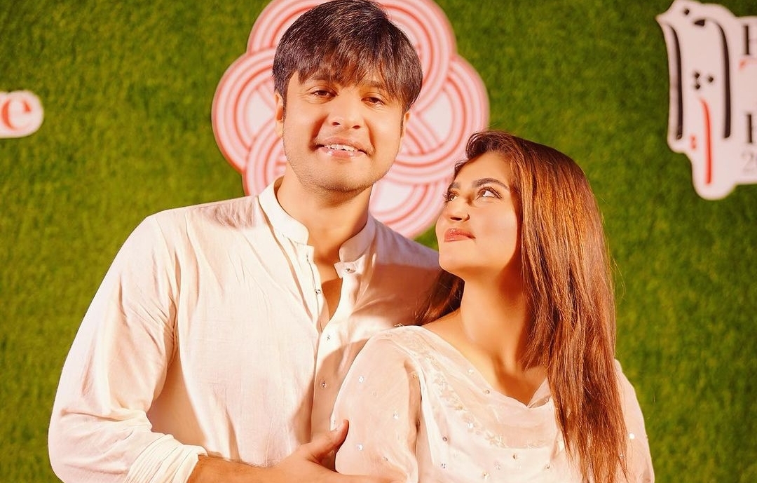 Hiba Bukhari's New Adorable Pictures With Husband | Reviewit.pk