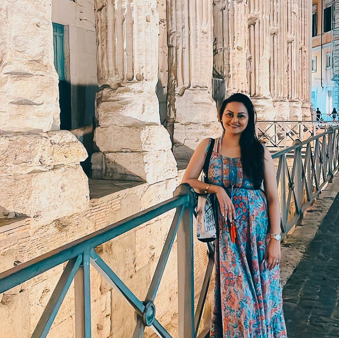 Juvaria Abbasi Enjoying Vacation In Europe | Reviewit.pk