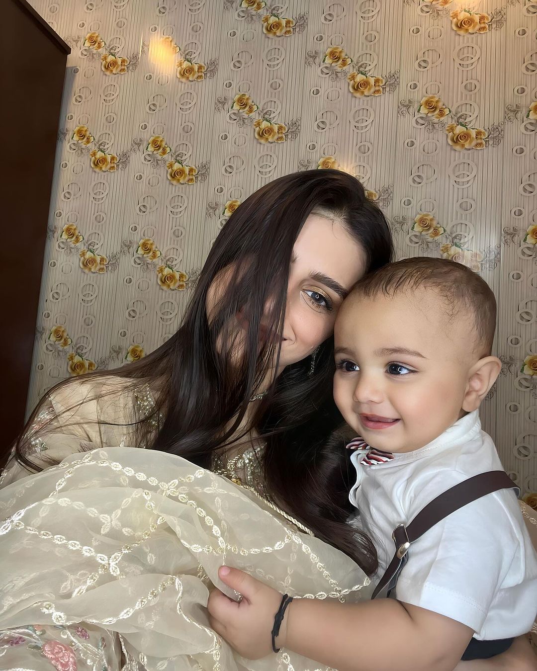 Maaz Safder's Adorable New Family Pictures | Reviewit.pk