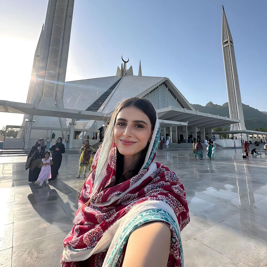 Maaz Safder's Adorable New Family Pictures | Reviewit.pk