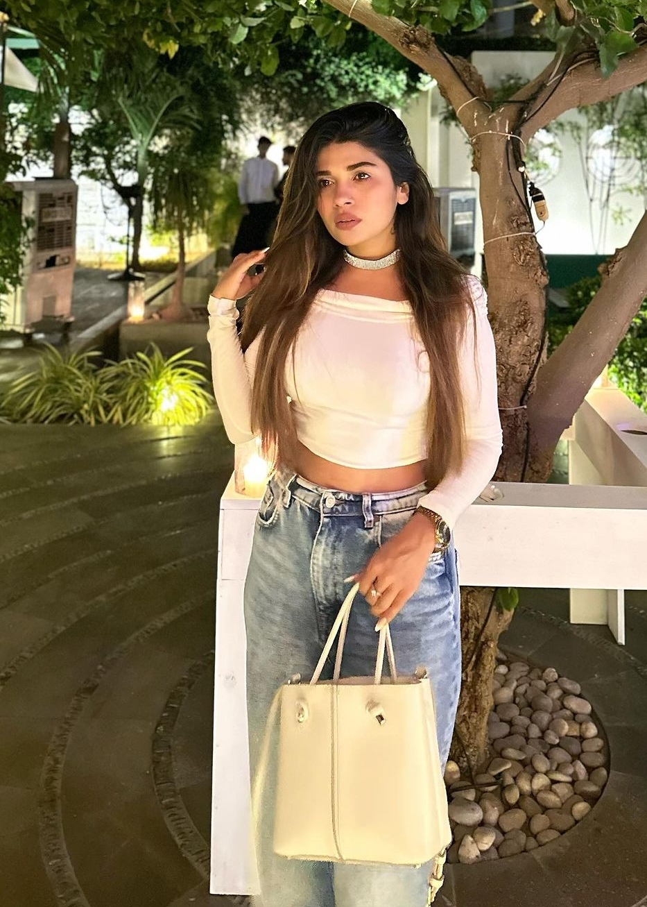 Mahi Baloch Stylish Pictures & Instagram Reels | Reviewit.pk