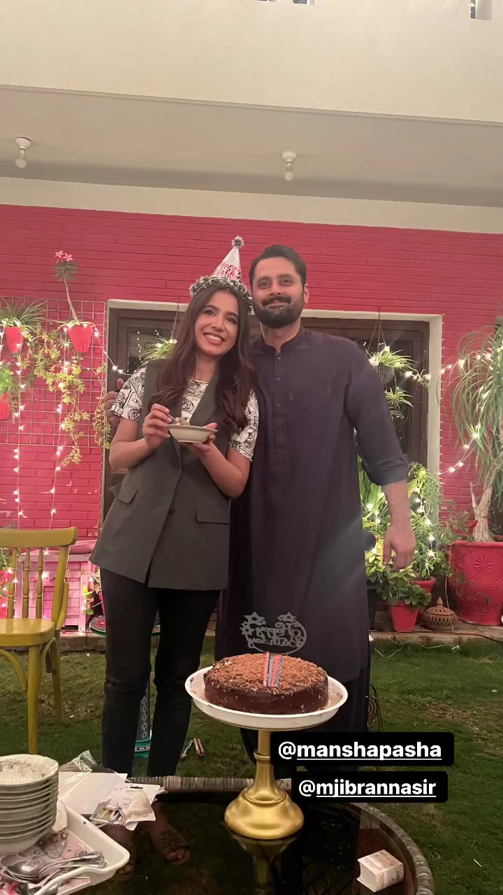 Mansha Pasha Celebrates Birthday With Husband And Friends | Reviewit.pk