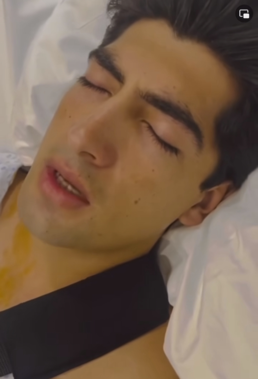 Nasim Shah Cries While Remembering Mother After His Surgery | Reviewit.pk