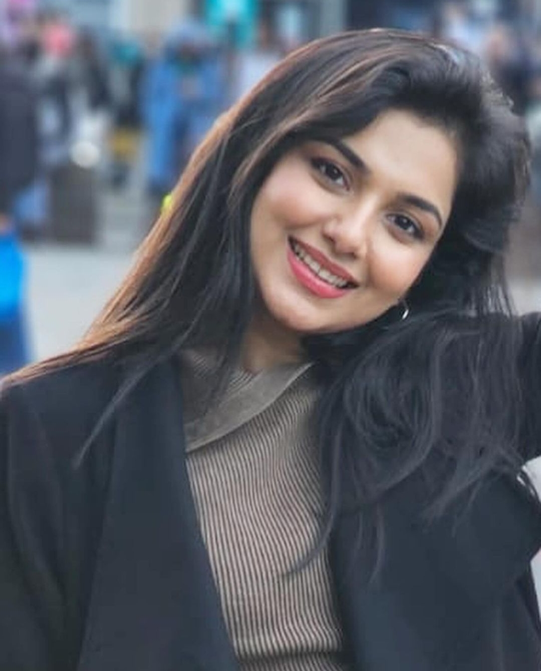 Syeda Tuba Anwar Gorgeous Pictures From UK | Reviewit.pk