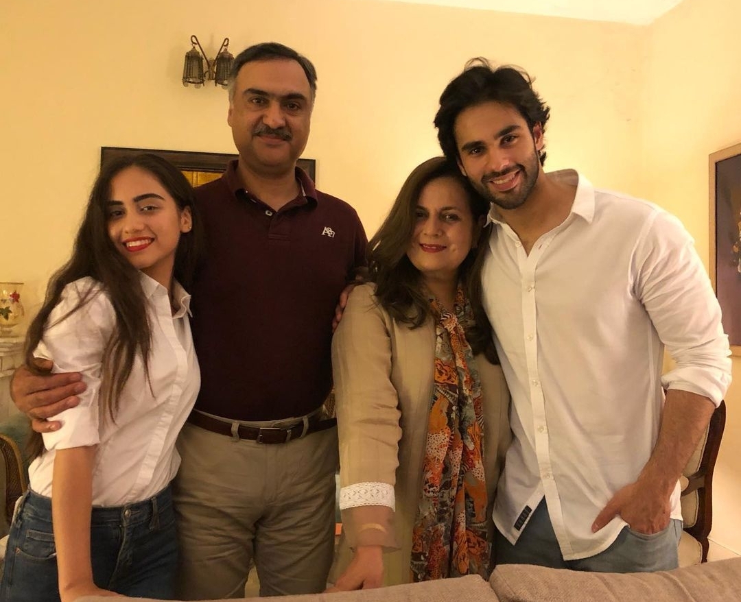 Ameer Gilani Shares Family Pictures From A Wedding | Reviewit.pk