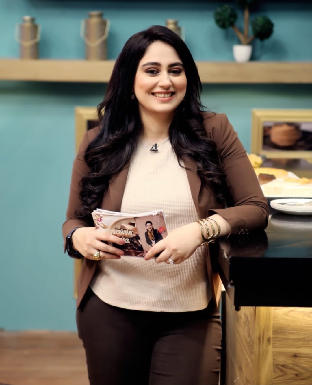 Famous Host Ayesha Jahanzeb Pictures With Husband | Reviewit.pk