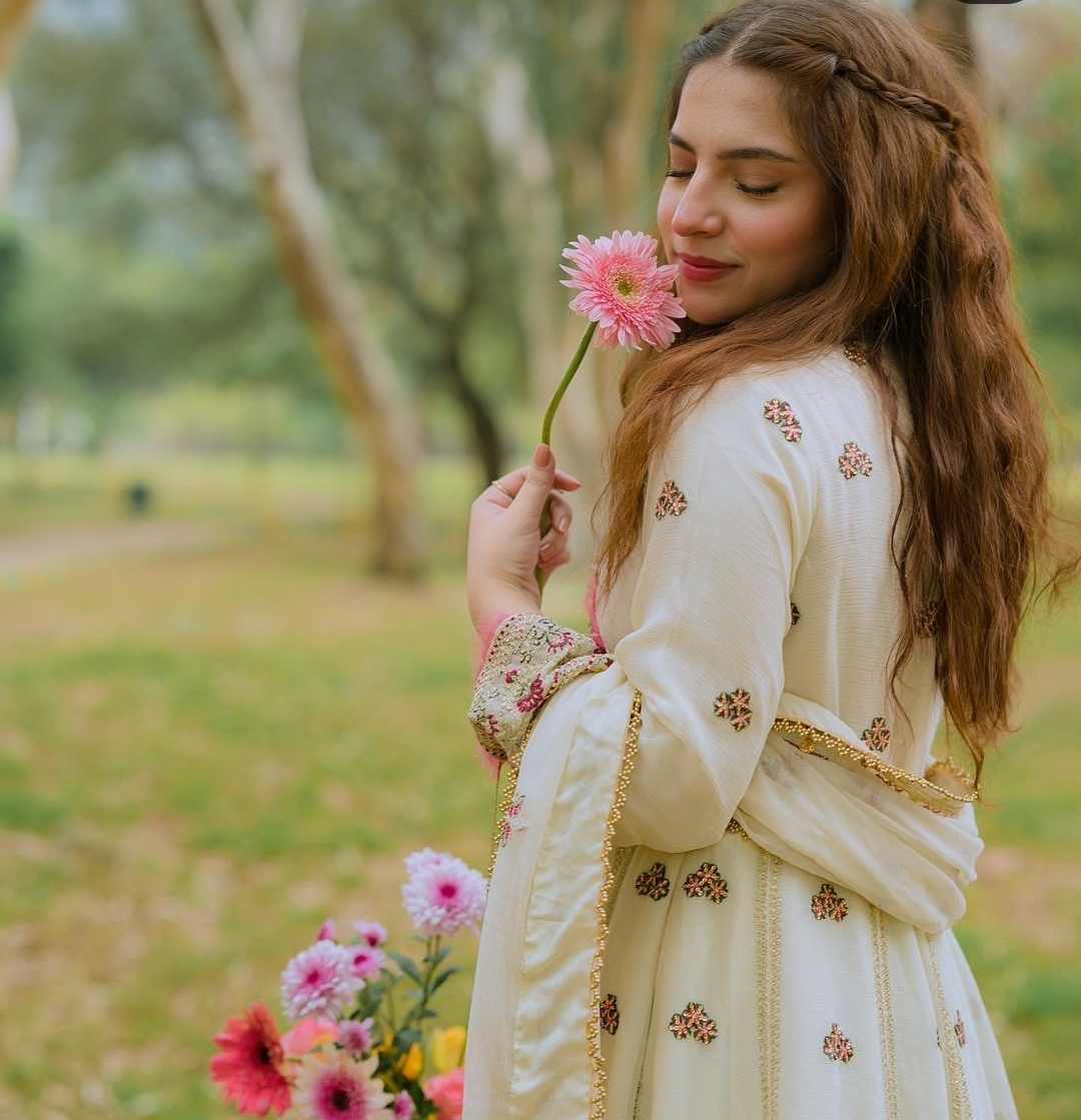 Dananeer Trolled For Her Statement About Losing Work | Reviewit.pk