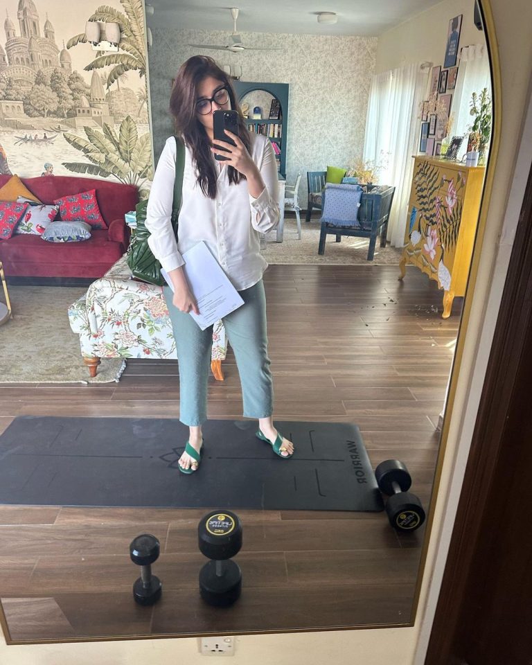 Gorgeous Durefishan Saleem Shares Adorable Photos