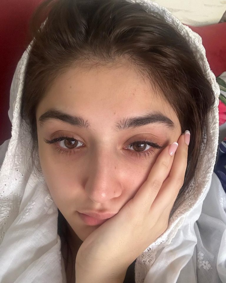 Gorgeous Durefishan Saleem Shares Cute Pictures | Reviewit.pk