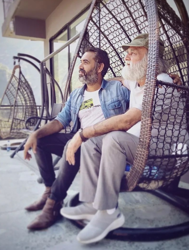 Beautiful Couple Samina Ahmad & Manzar Sehbai New Clicks | Reviewit.pk