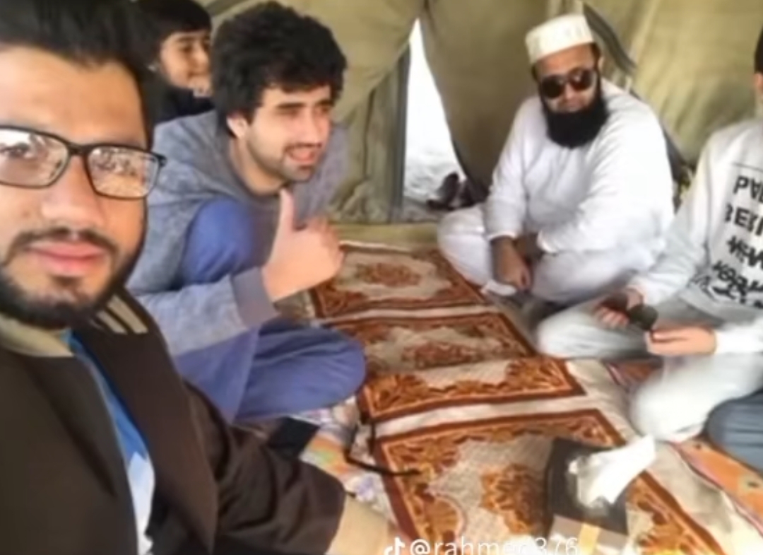 Heartwarming Pictures Of Maulana Tariq Jamil With His Late Son | Reviewit.pk