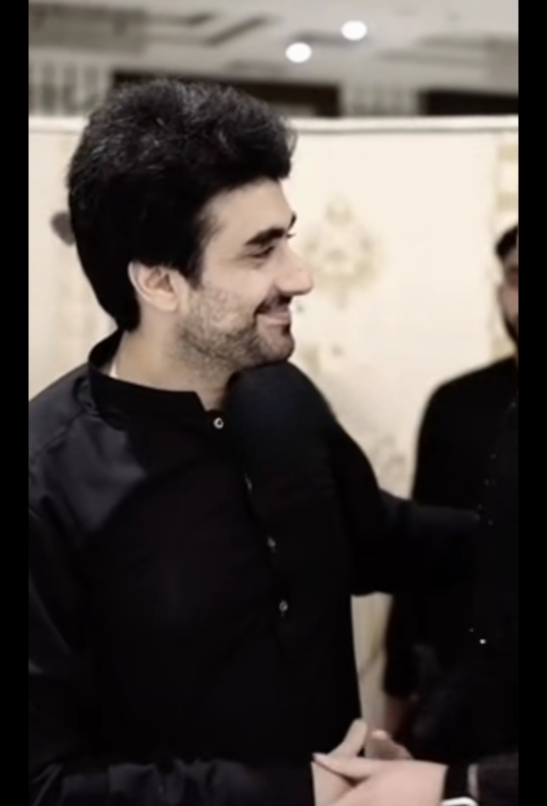 Heartwarming Pictures Of Maulana Tariq Jamil With His Late Son | Reviewit.pk