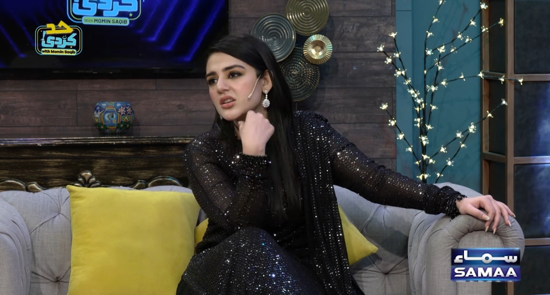 Shazeal Shoukat Trolled For Flexing About Not Knowing Urdu | Reviewit.pk