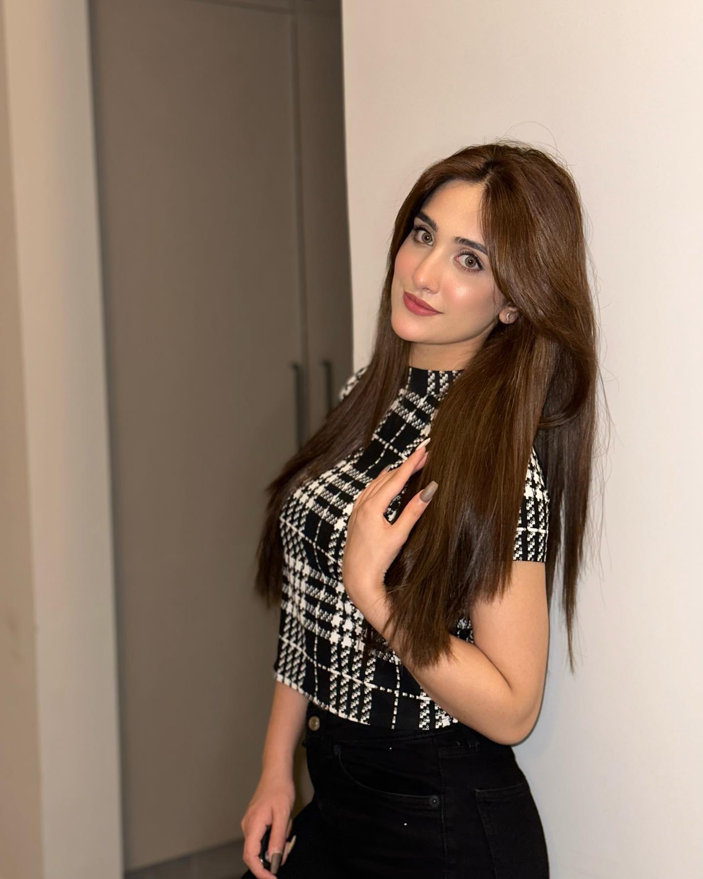 Aiza Awan Under Fire For Bold Saari Look | Reviewit.pk