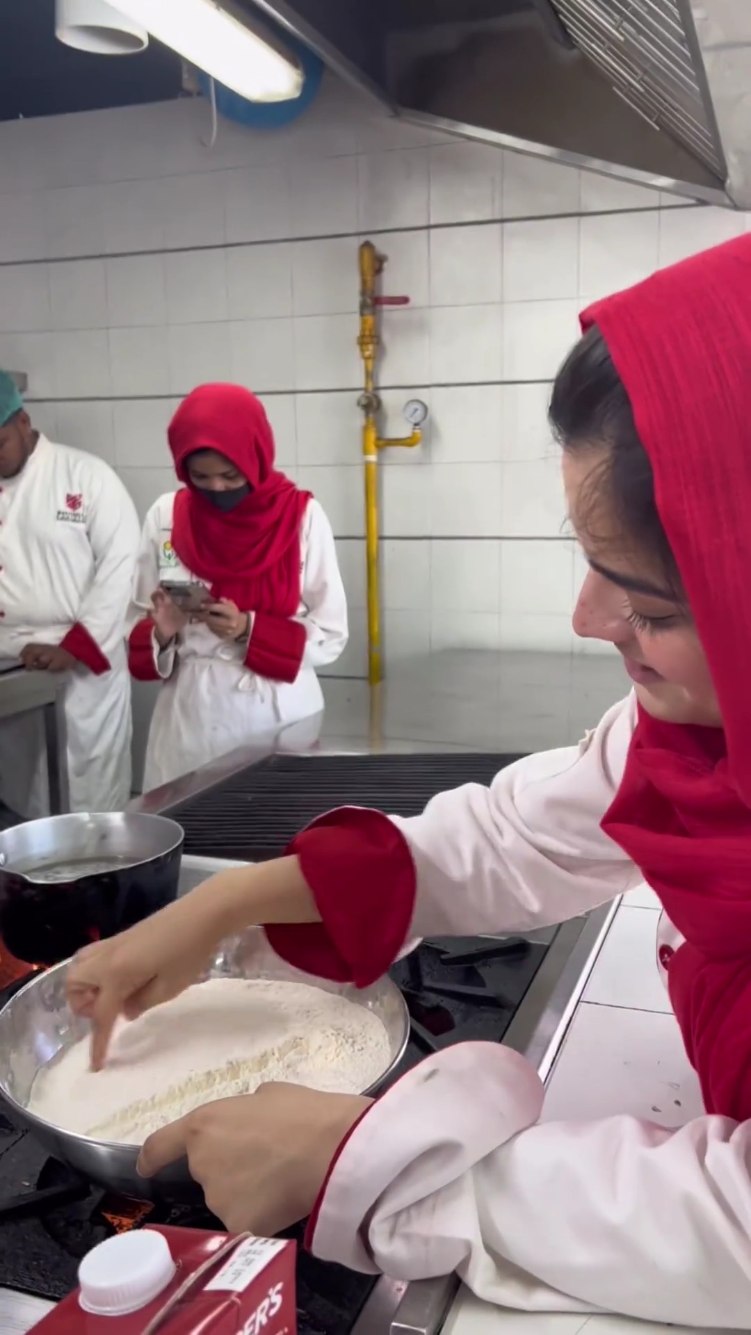 Feroze Khan's Ex-Wife Aliza Sultan Joins Cooking Classes | Reviewit.pk