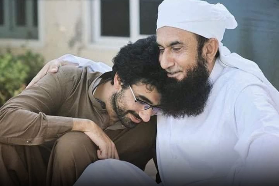 Heartwarming Pictures Of Maulana Tariq Jamil With His Late Son | Reviewit.pk
