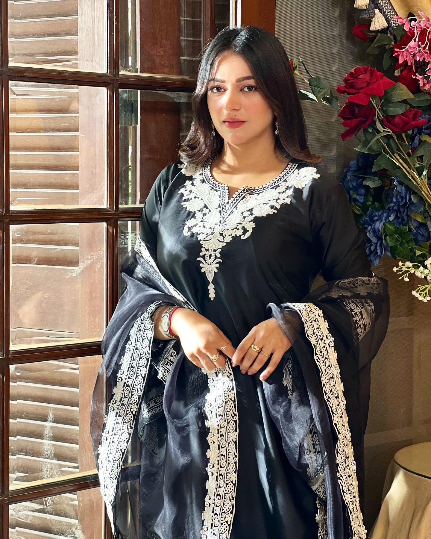 How Actress Hiba Ali Family's Attitude Changed After Success | Reviewit.pk