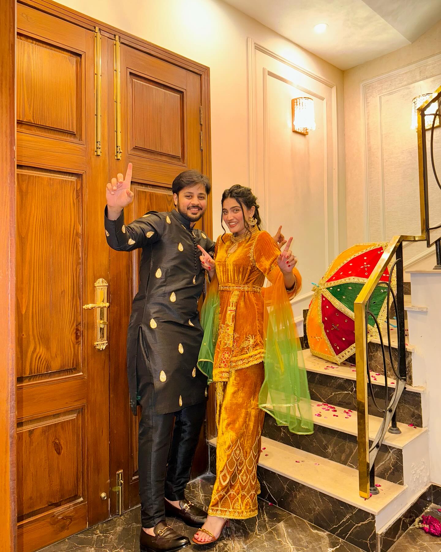 Iqra Kanwal Enjoying Vacations In Global Village Dubai | Reviewit.pk