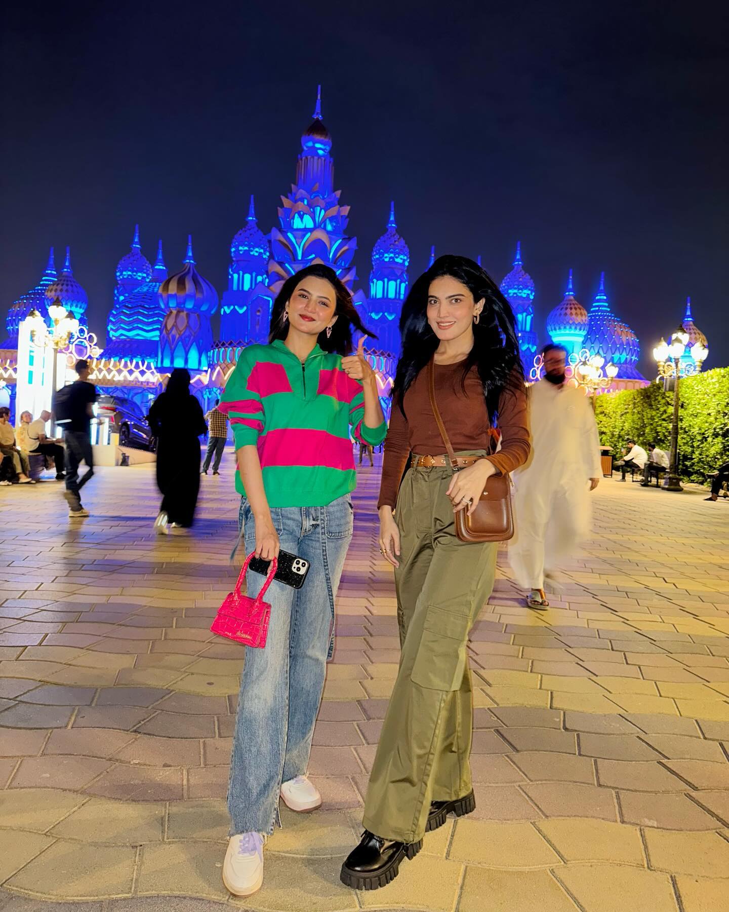 Iqra Kanwal Enjoying Vacations In Global Village Dubai | Reviewit.pk