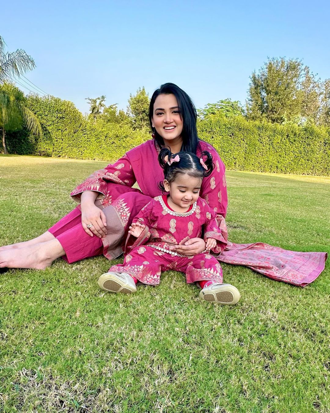Kiran Tabeir Beautiful Clicks With Daughter Izzah | Reviewit.pk