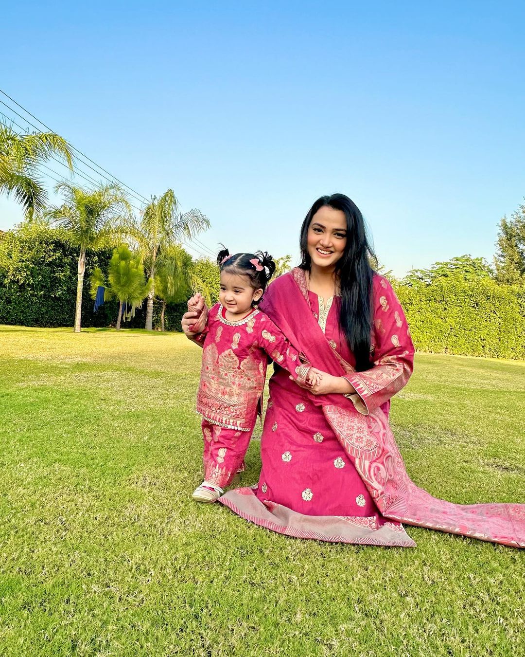 Kiran Tabeir Beautiful Clicks With Daughter Izzah | Reviewit.pk