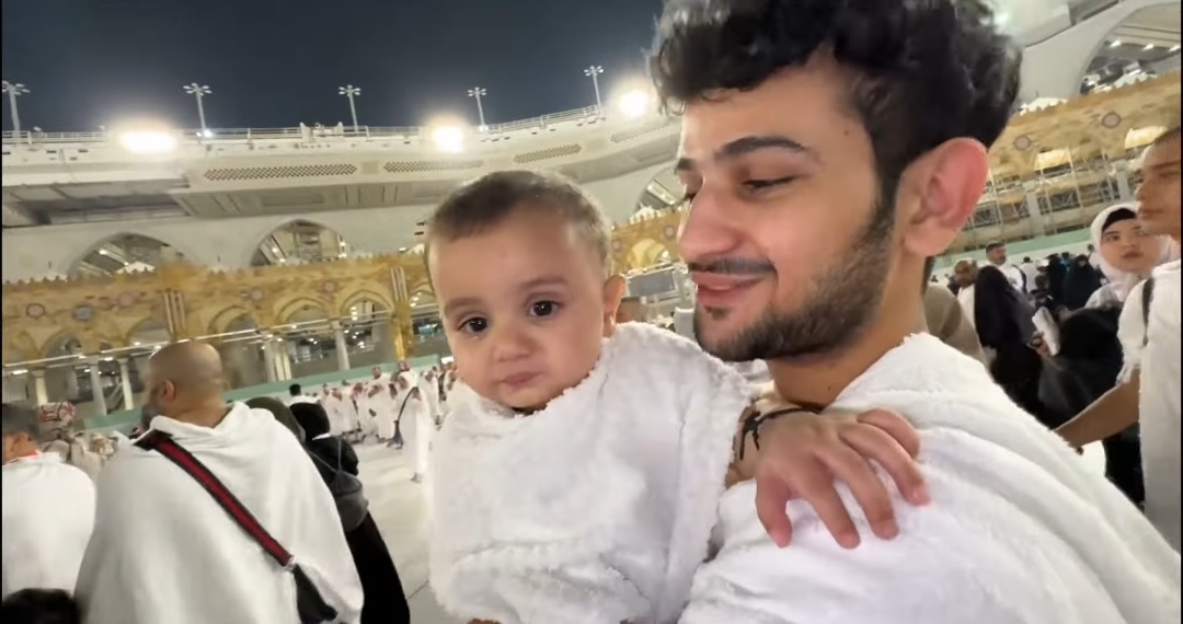 Maaz Safder Performs Umrah With Family | Reviewit.pk
