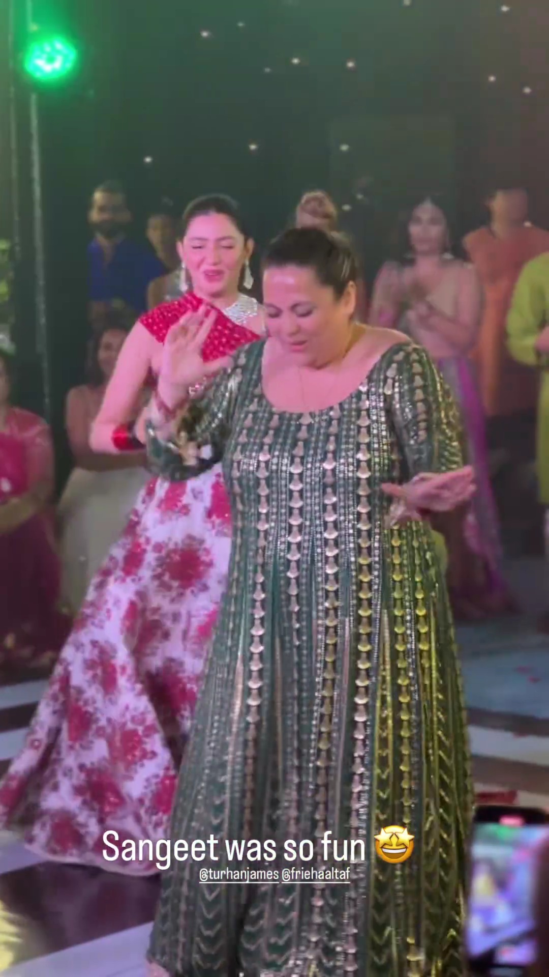 Mahira Khan Dances At Turhan James Wedding | Reviewit.pk