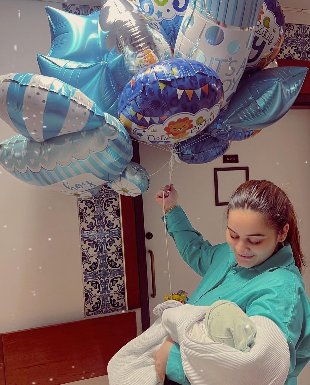 First Meeting Of Family With Minal Khan's Baby | Reviewit.pk