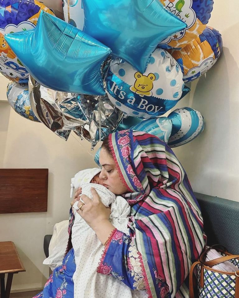 First Meeting Of Family With Minal Khan's Baby | Reviewit.pk