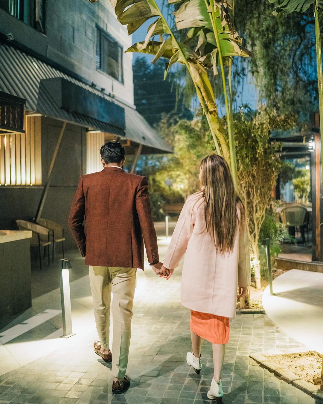 Kabli Pulao Famed Momina Faiq Bajwa Romantic Pictures With Husband | Reviewit.pk