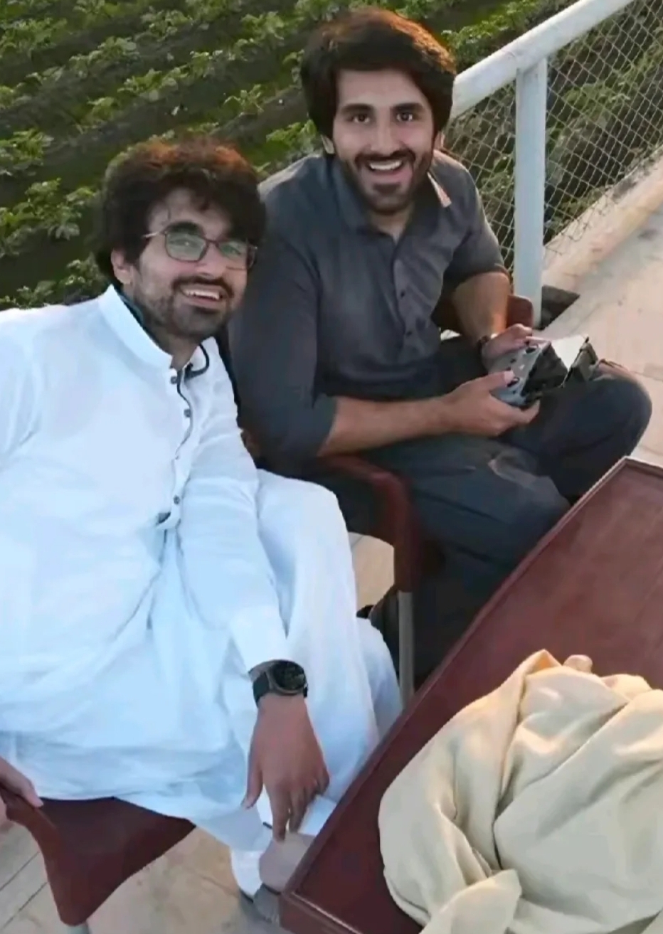 Heartwarming Pictures Of Maulana Tariq Jamil With His Late Son | Reviewit.pk