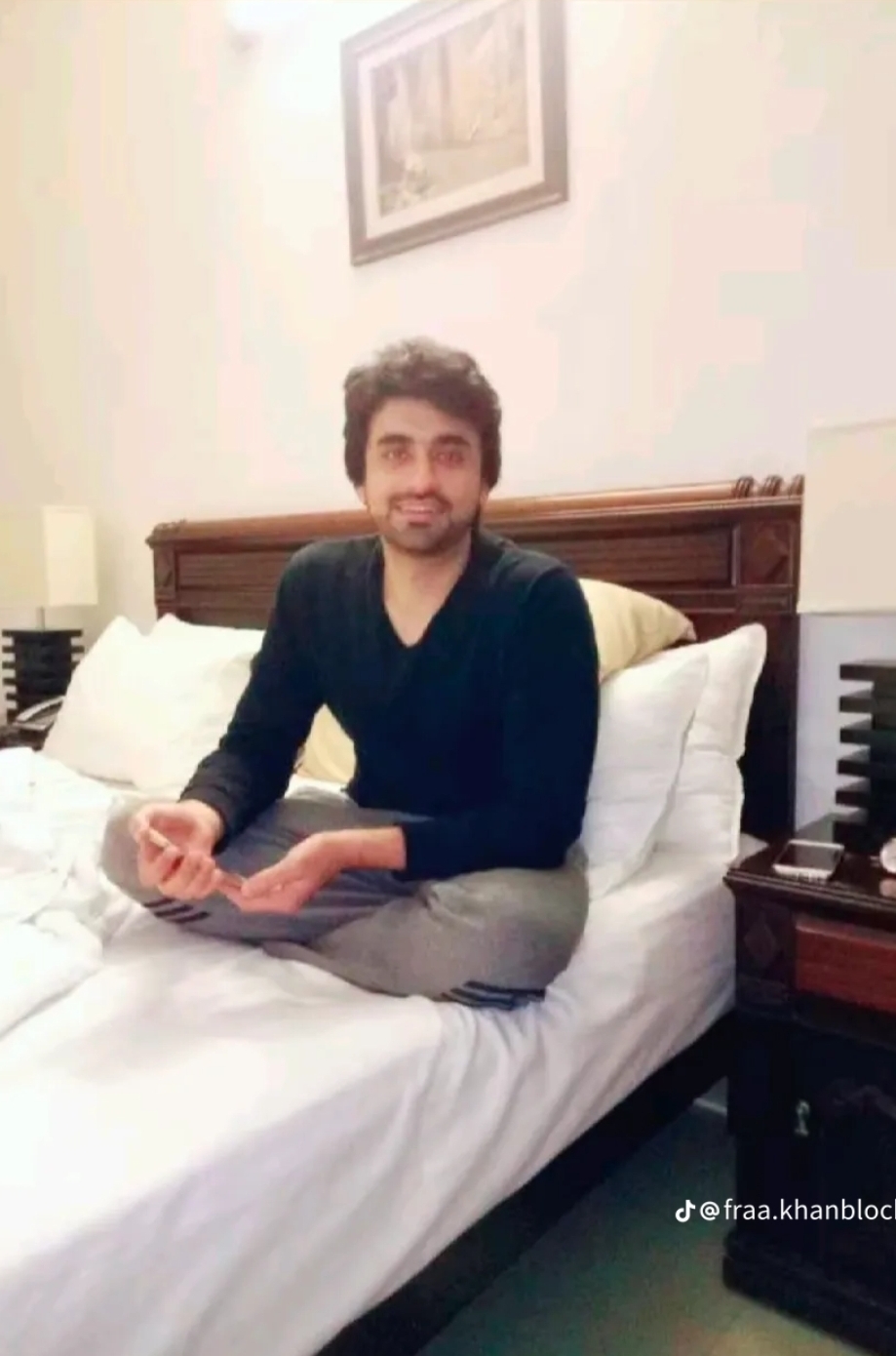 Heartwarming Pictures Of Maulana Tariq Jamil With His Late Son | Reviewit.pk