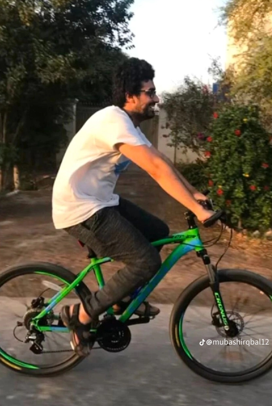 Heartwarming Pictures Of Maulana Tariq Jamil With His Late Son | Reviewit.pk