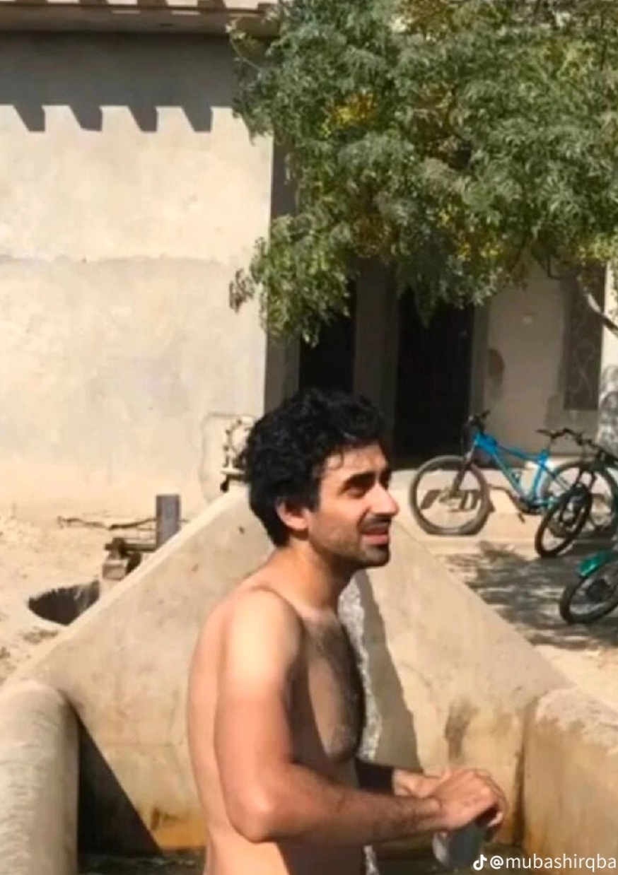 Heartwarming Pictures Of Maulana Tariq Jamil With His Late Son | Reviewit.pk